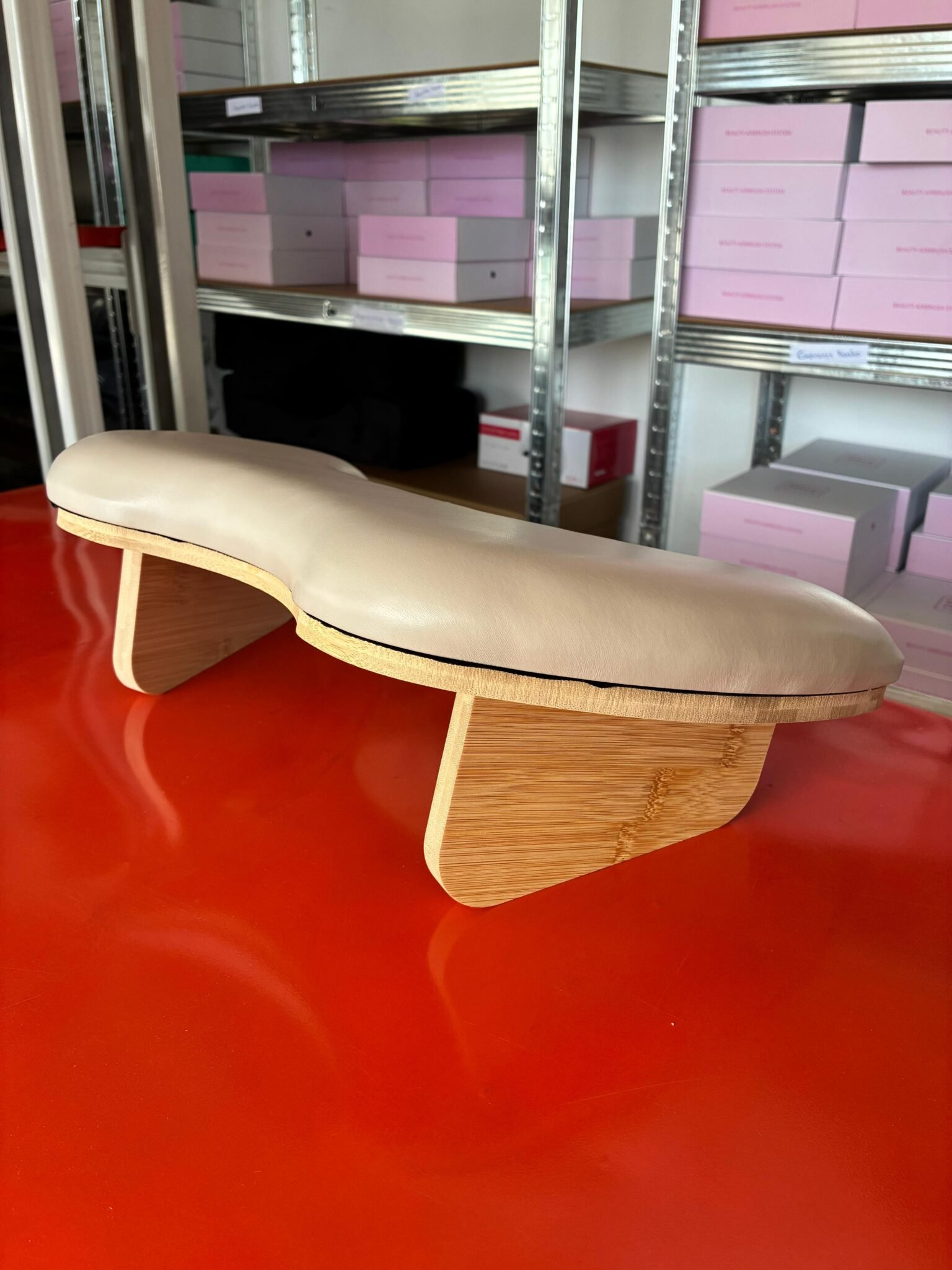 Apoya manos en U con base en madera – cginsumos.uy