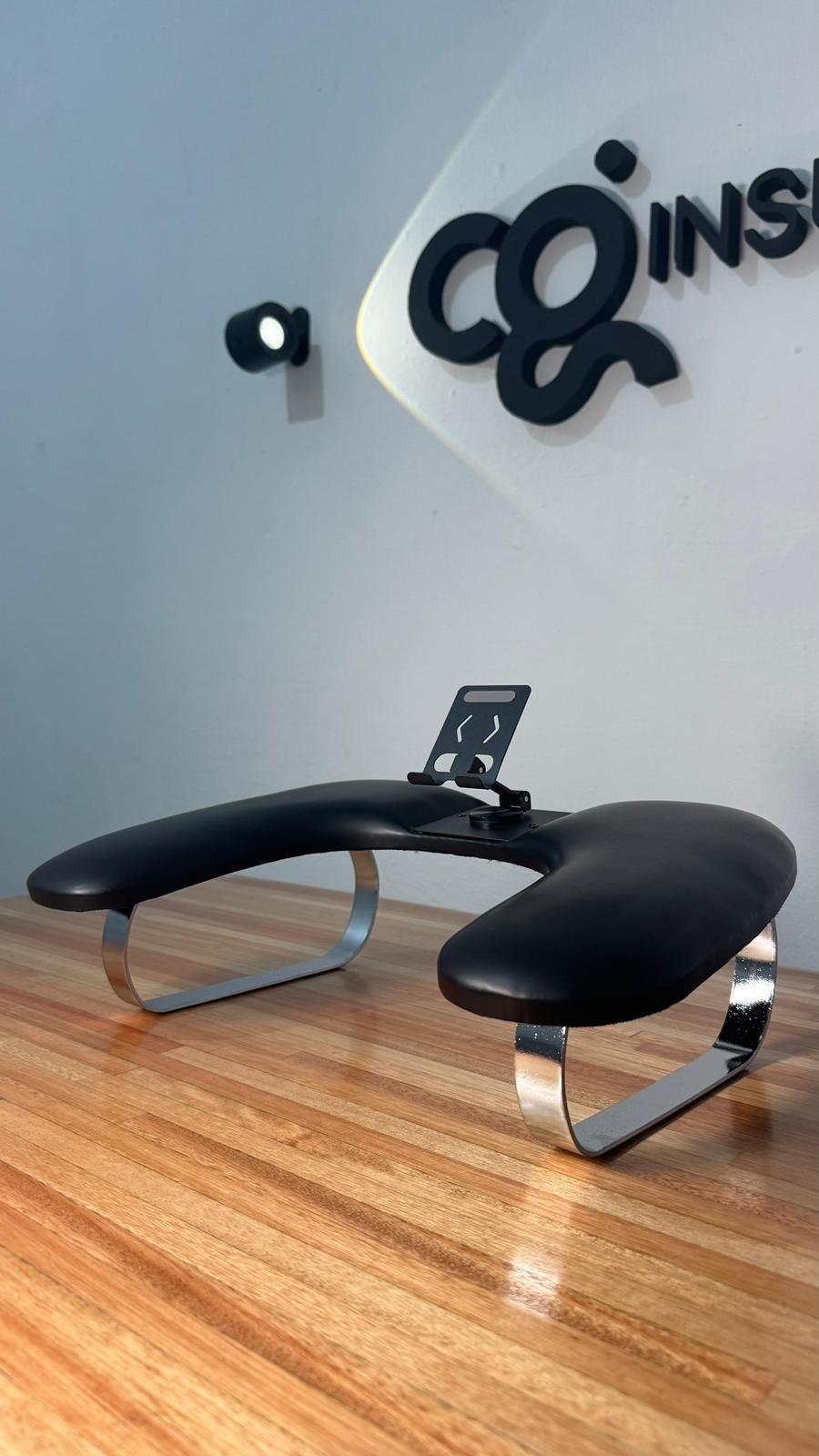 Apoya manos con porta celular – cginsumos.uy