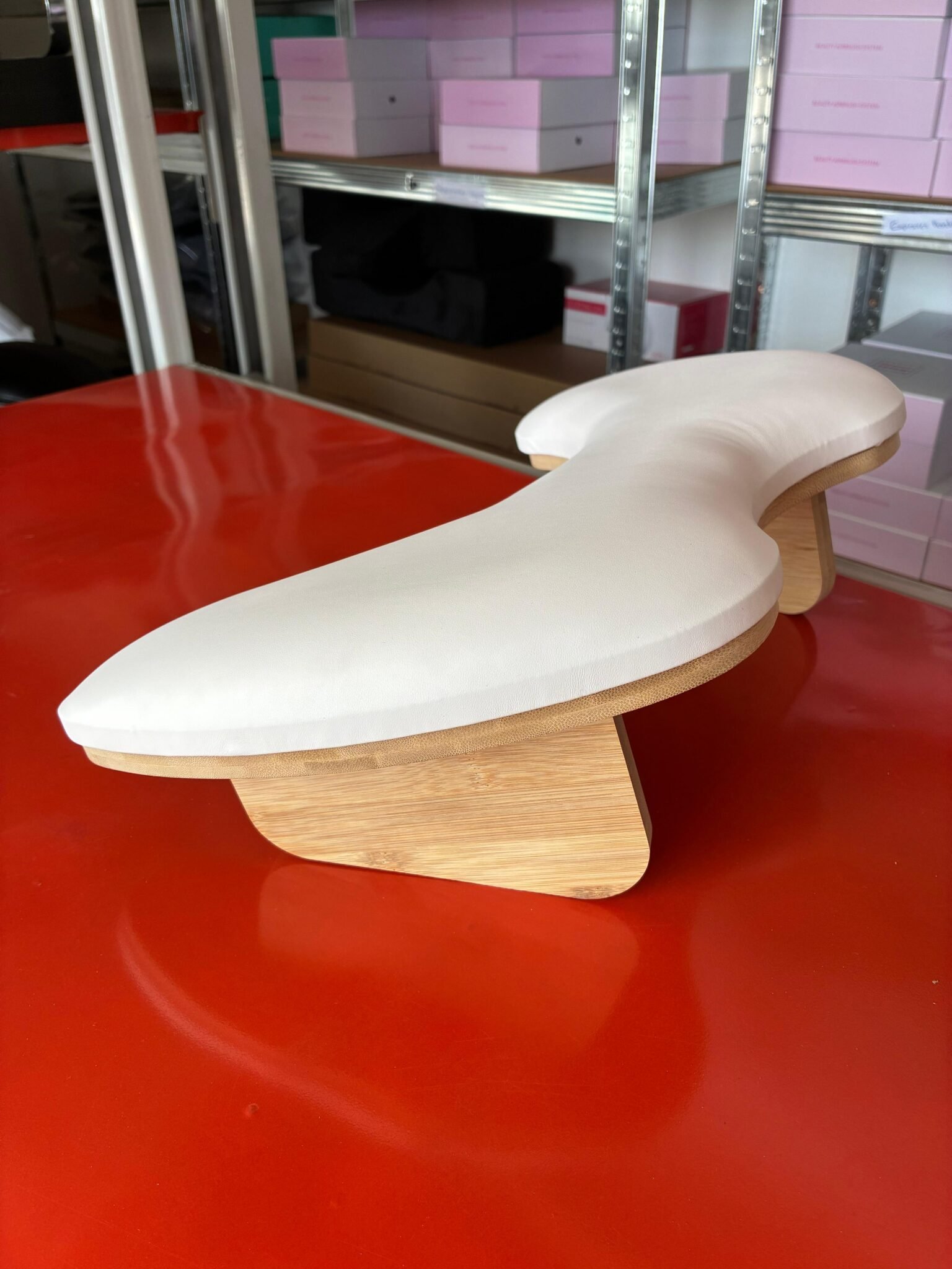 Apoya manos en U con base en madera – cginsumos.uy
